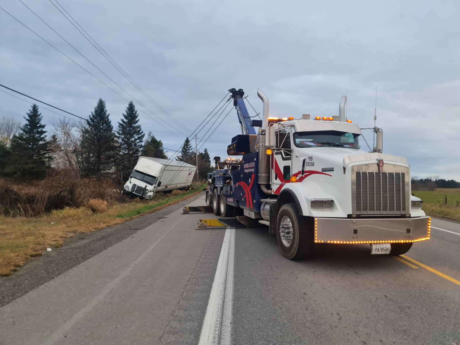 Heavy Truck Recovery on River Road | Ottawa Metro Towing & Recovery ...